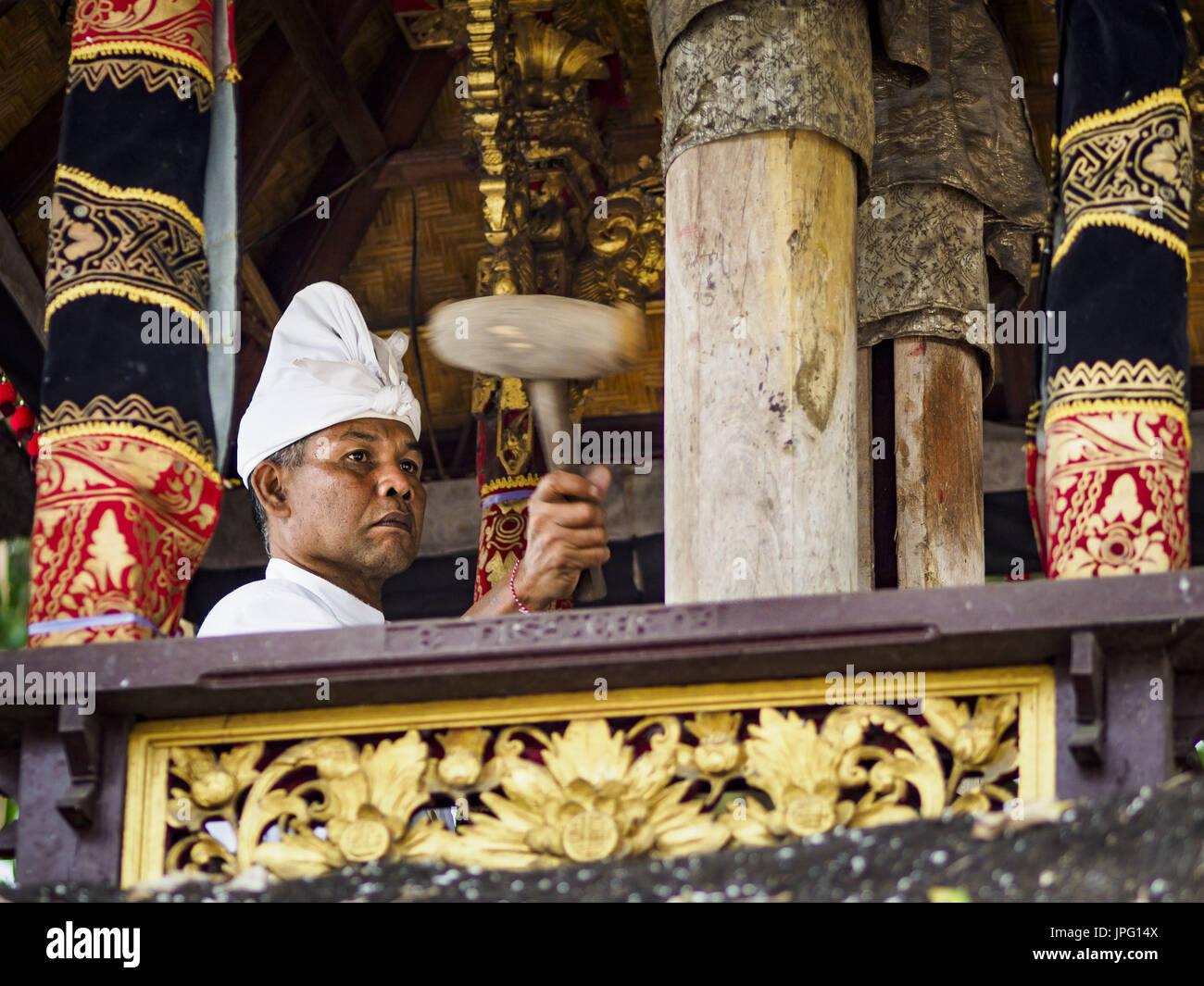 Ubud, Bali, Indonesia. 2nd Aug, 2017. A Hindu priest hits a prayer gong ...