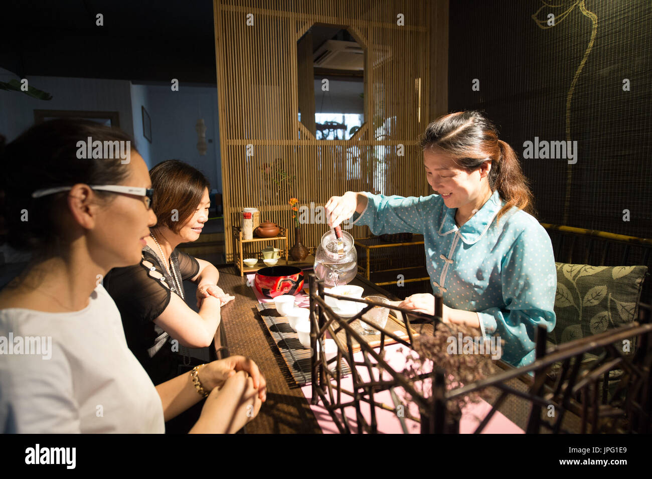 (170802) -- ANJI, Aug. 2, 2017 (Xinhua) -- People drink tea at a bamboo ...