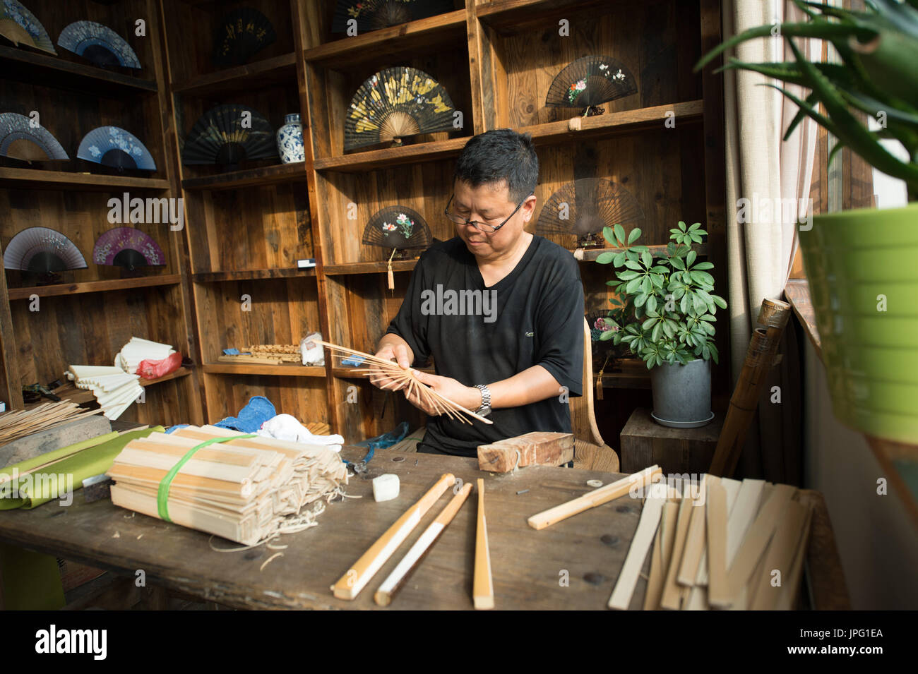 (170802) -- ANJI, Aug. 2, 2017 (Xinhua) -- A fan maker makes folding ...