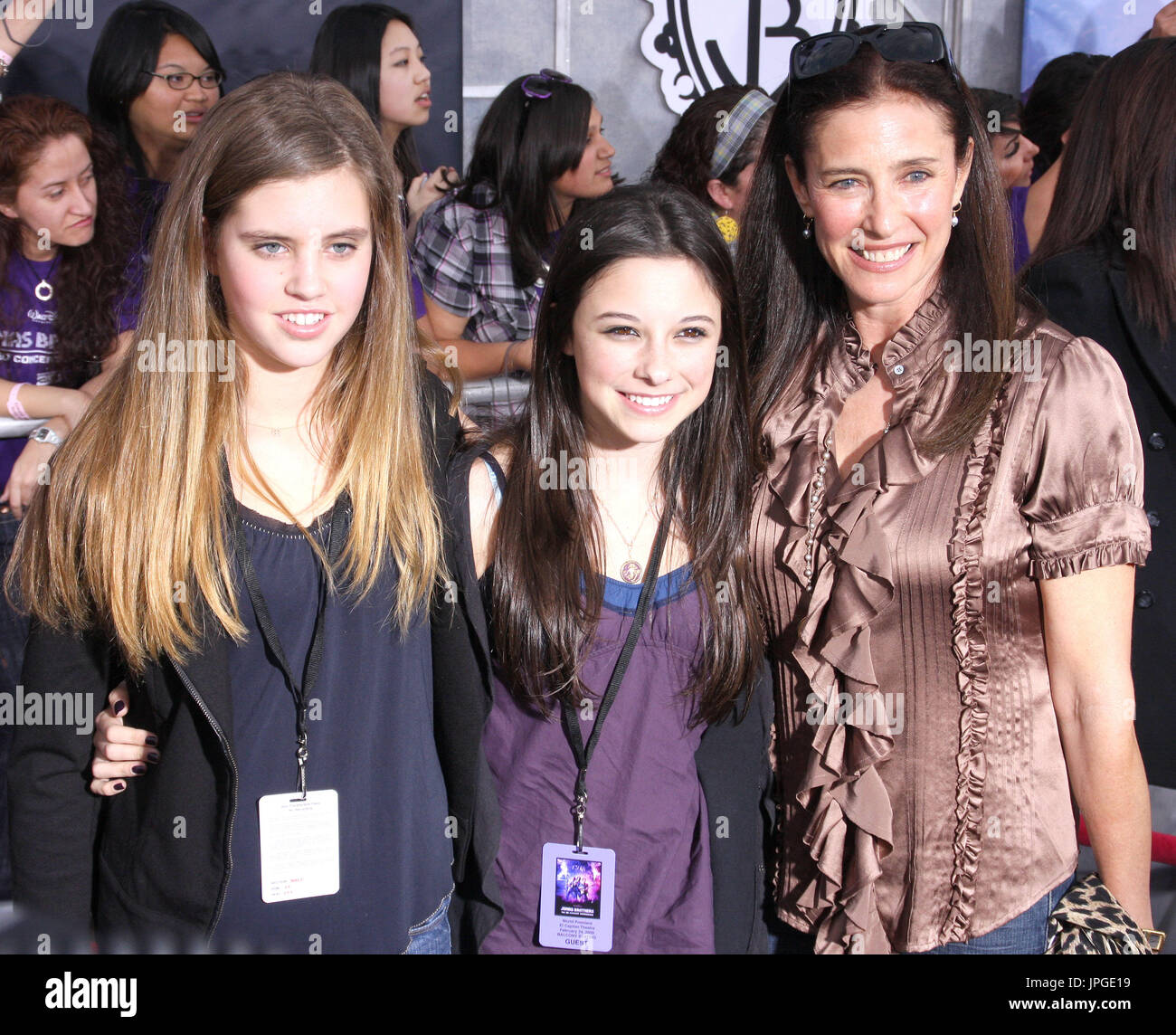 Mimi Rogers and Family at the World Premiere of JONAS BROTHERS: THE 3D ...