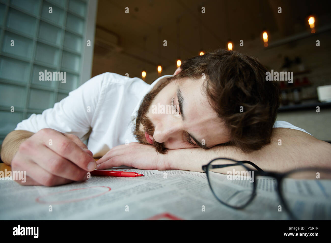 Man asleep with newspaper hi-res stock photography and images - Alamy
