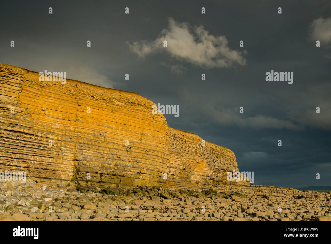 Dark rocky cliffs hi-res stock photography and images - Alamy
