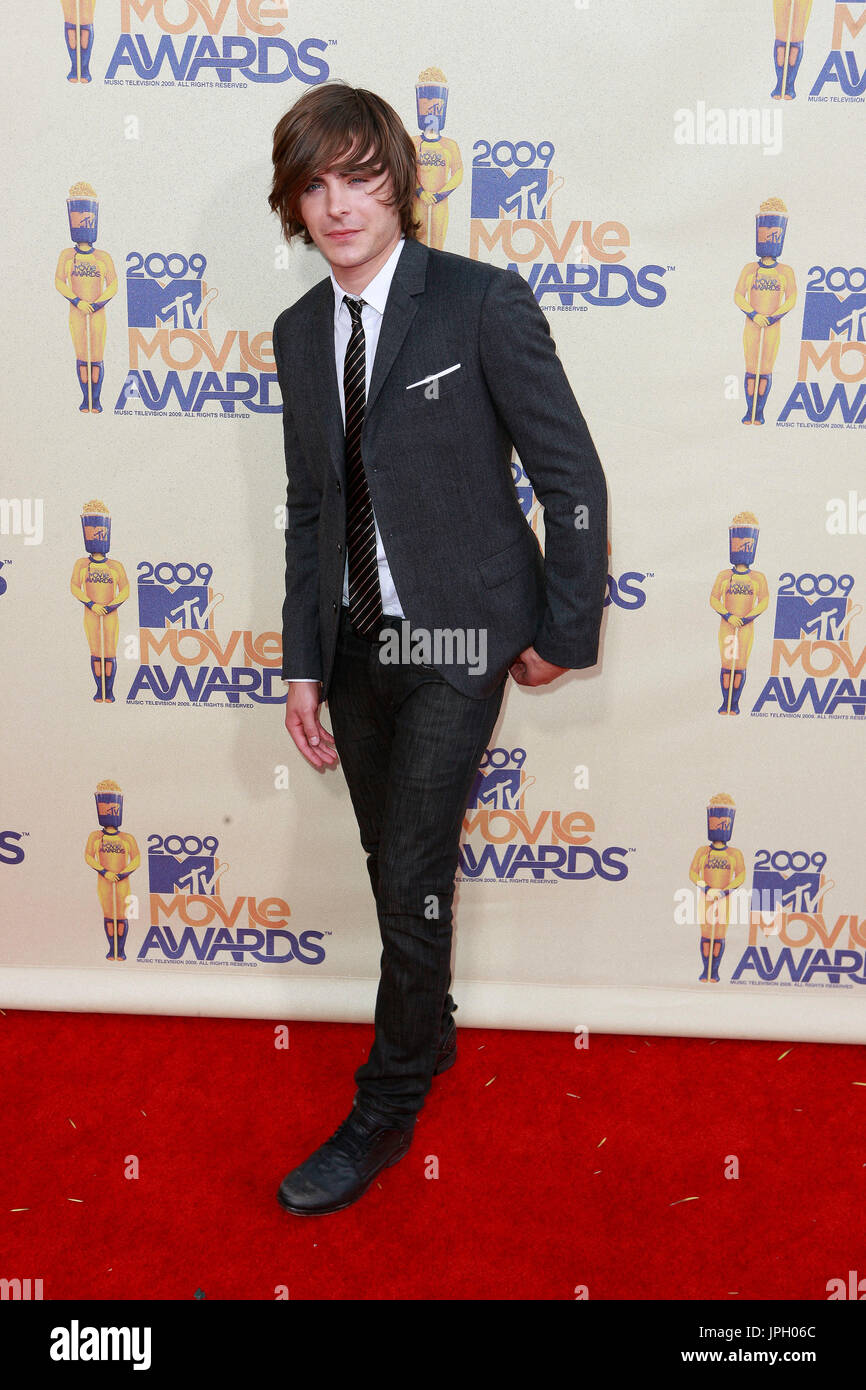 Zac Efron on the red carpet for the 2009 MTV MOVIE AWARDS held at the ...