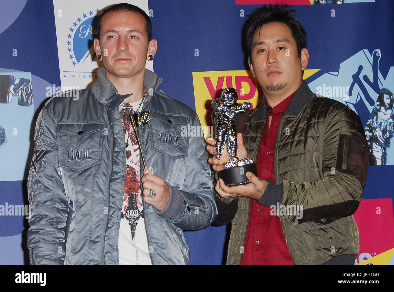 Chester Bennington and Joseph Han of Linkin Park in the press room at ...