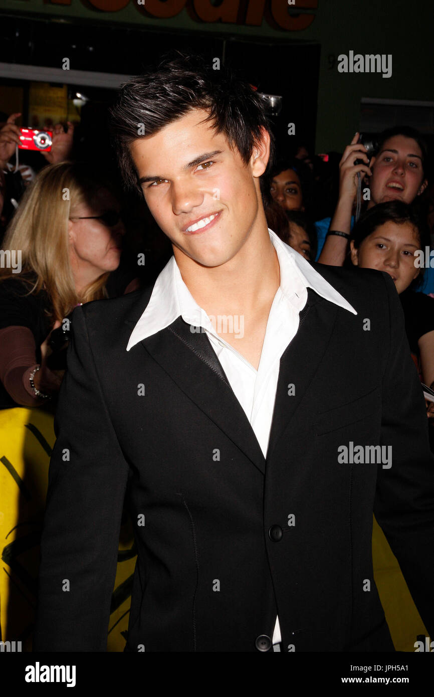 Taylor Lautner at the Los Angeles Premiere of TWILIGHT held at the Mann ...