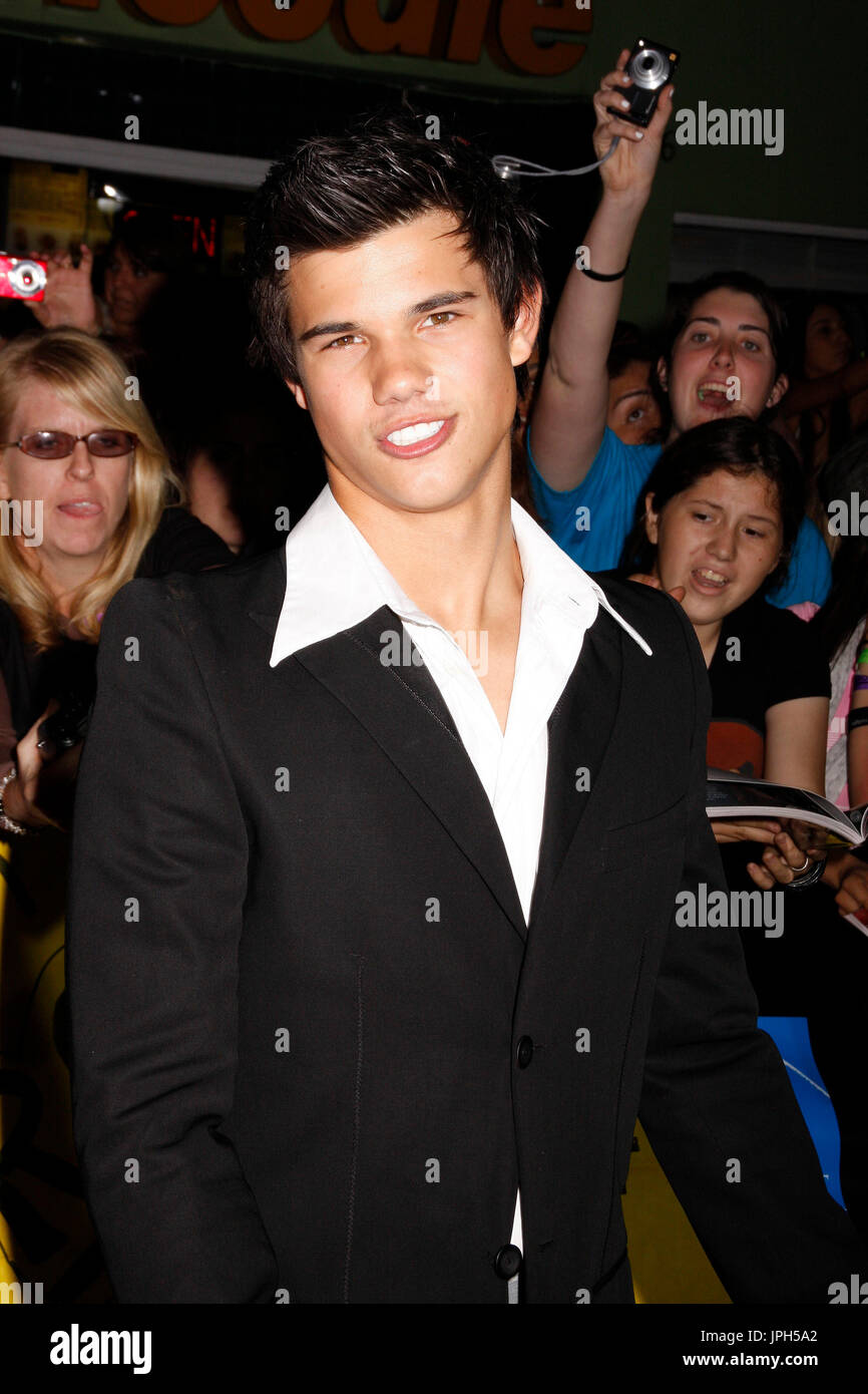 Taylor Lautner at the Los Angeles Premiere of TWILIGHT held at the Mann ...