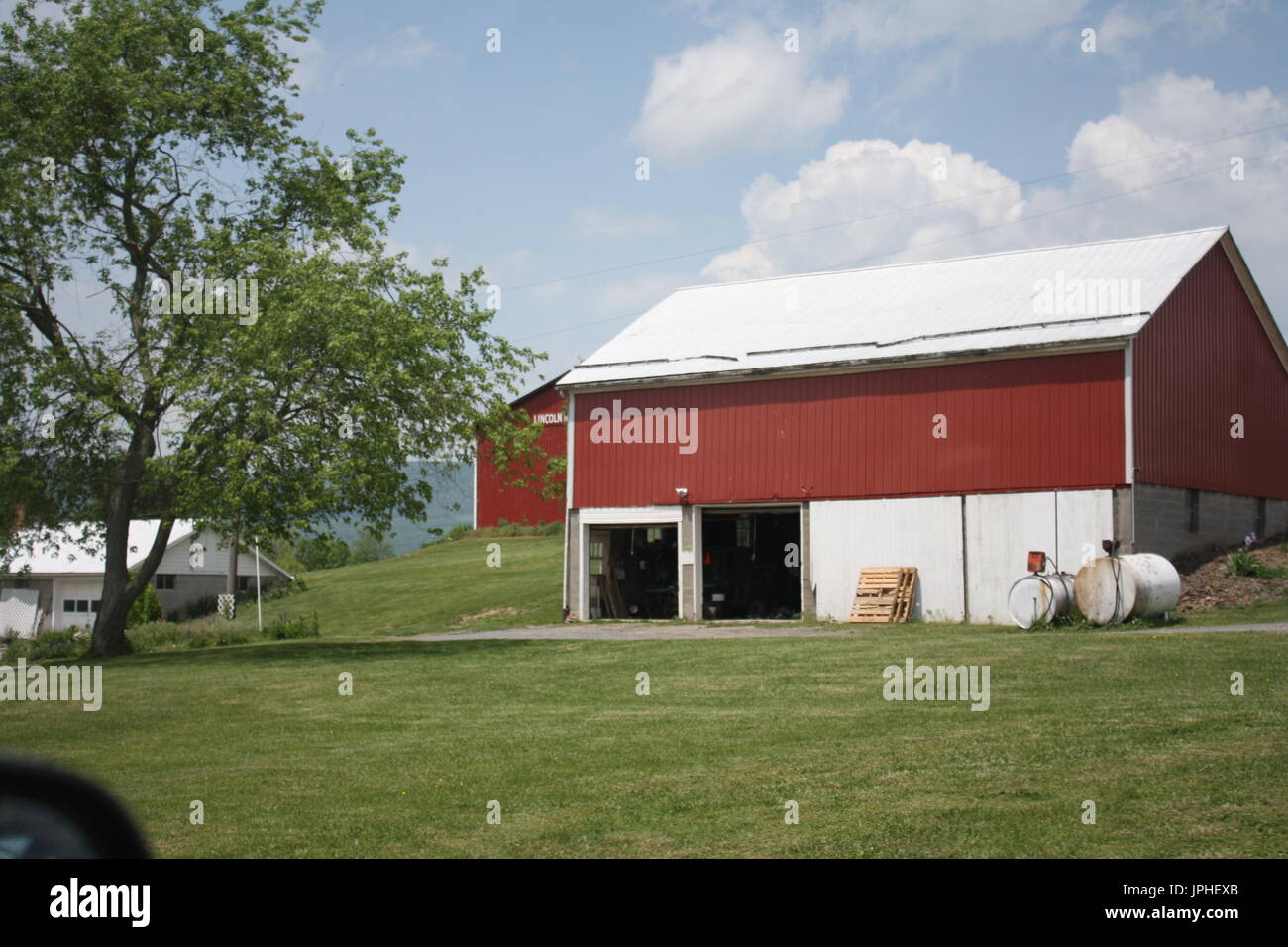 Landscape farmhouse along road hi-res stock photography and images - Alamy