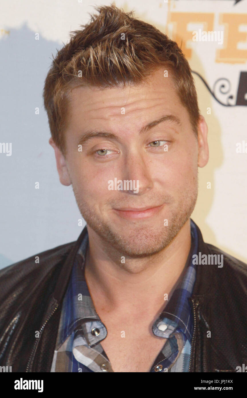 Lance Bass arrives at the red carpet for Rock A Little, Feed A Lot ...
