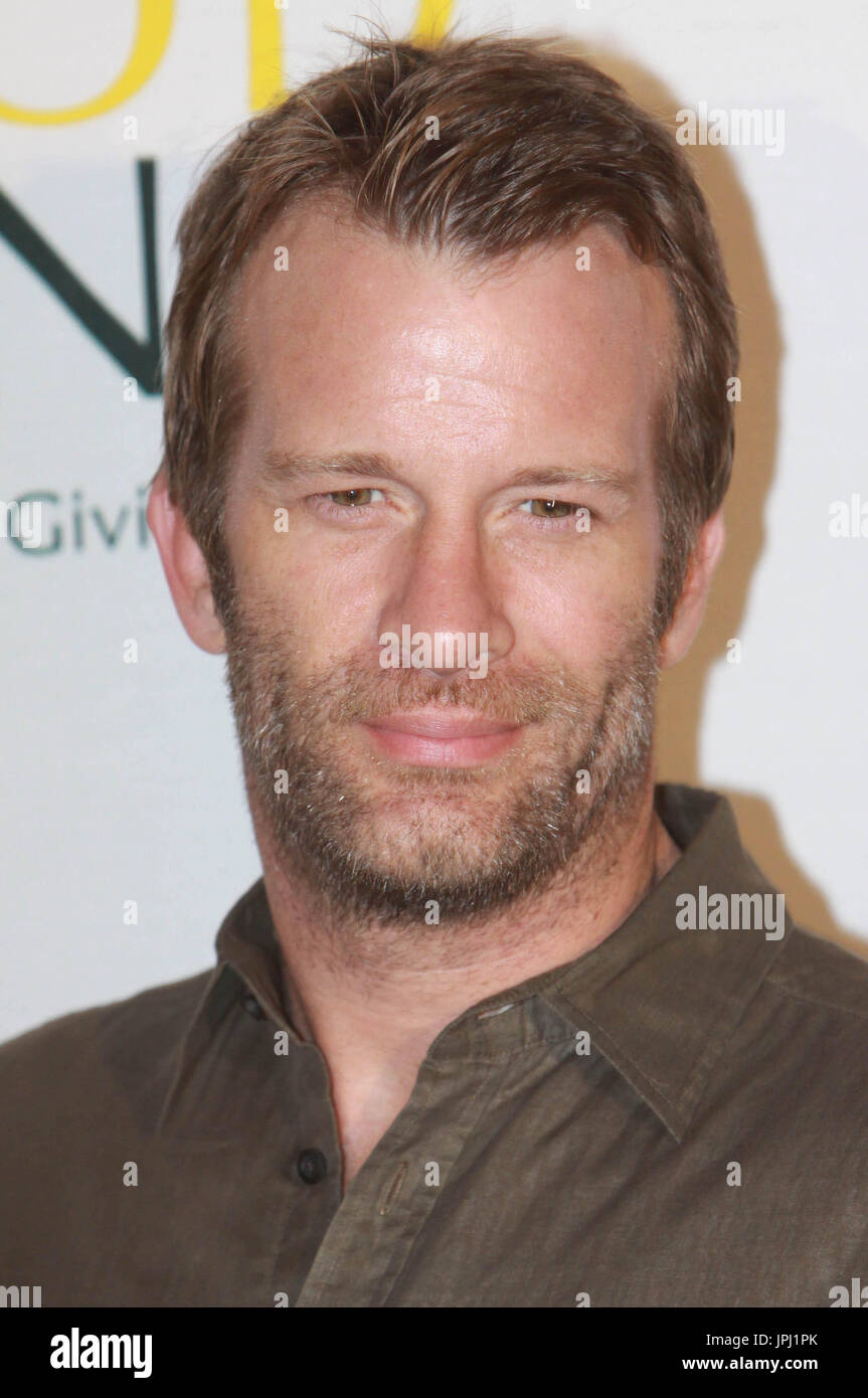 Thomas Jane arrives at the red carpet for Rock A Little, Feed A Lot ...