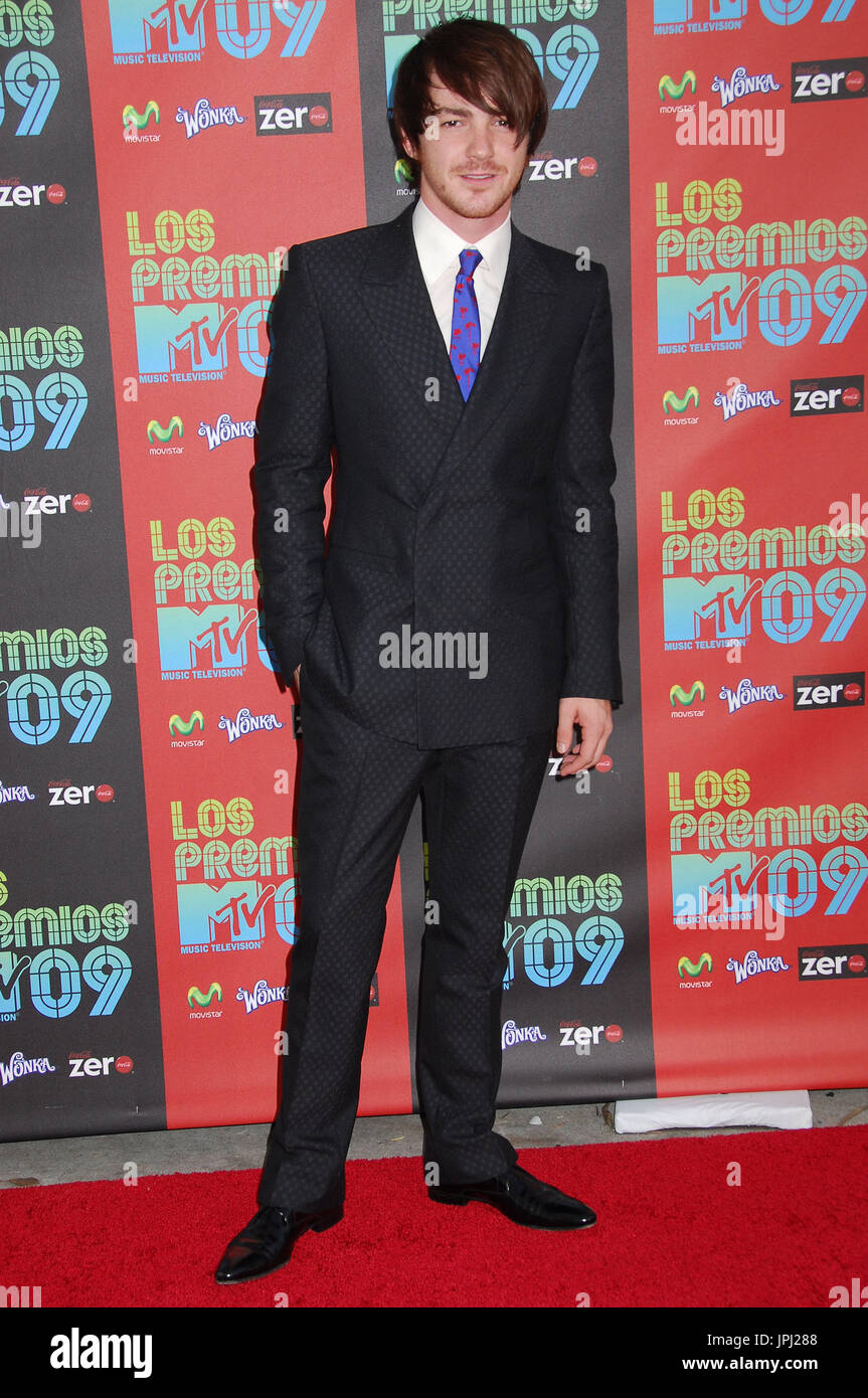 Drake Bell arrives on the red carpet at the Los Premios MTV 2009 held ...