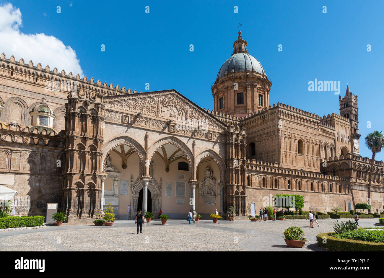 Gothic portico hi-res stock photography and images - Alamy