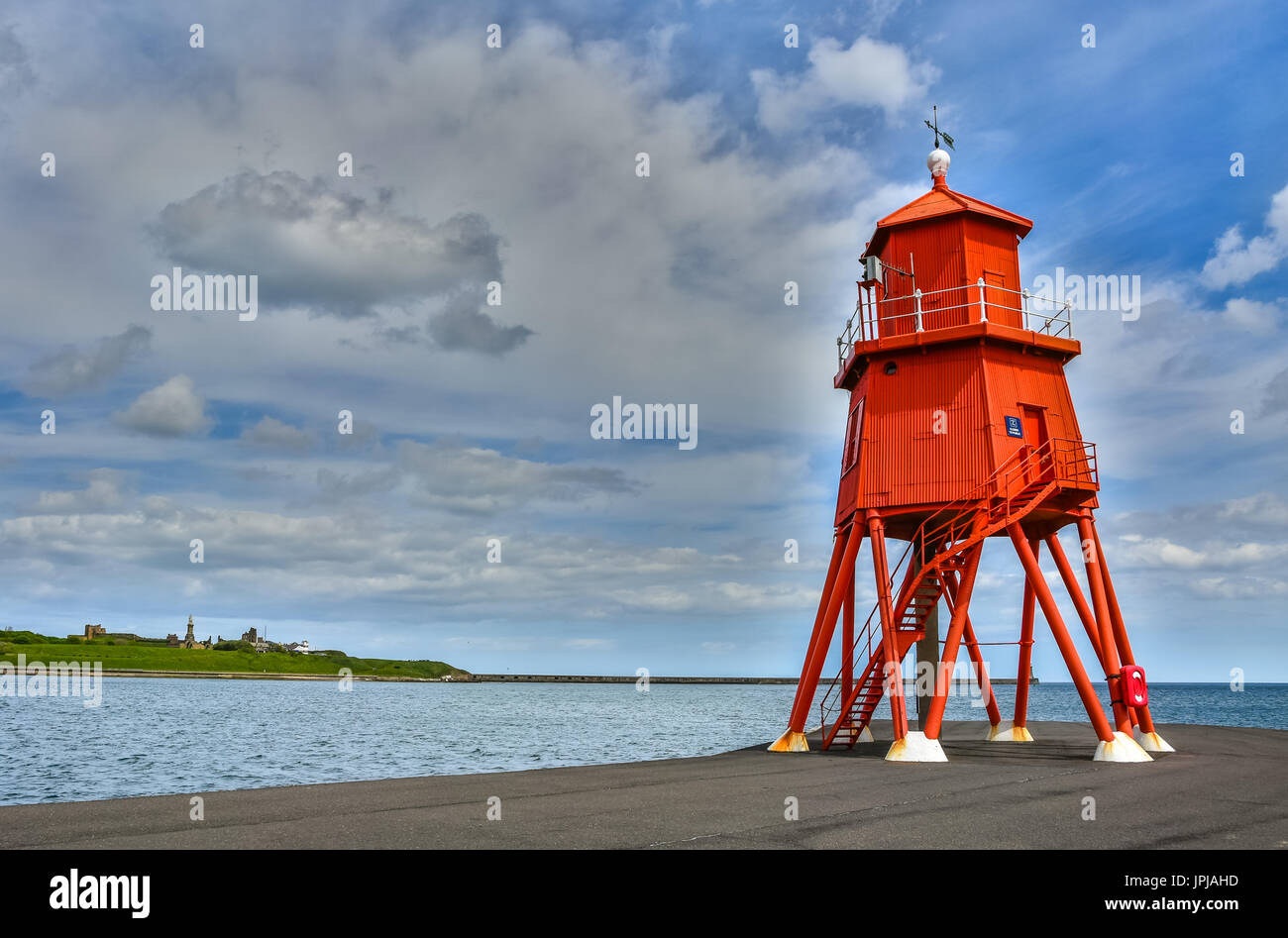 Bright red Groyne Lighthouse on the mouth of the River Tyne at South ...