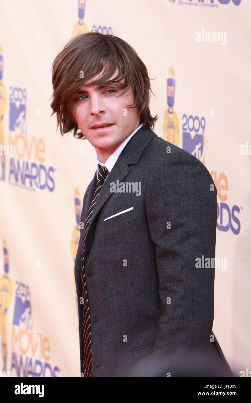 Zac Efron on the red carpet for the 2009 MTV MOVIE AWARDS held at the ...