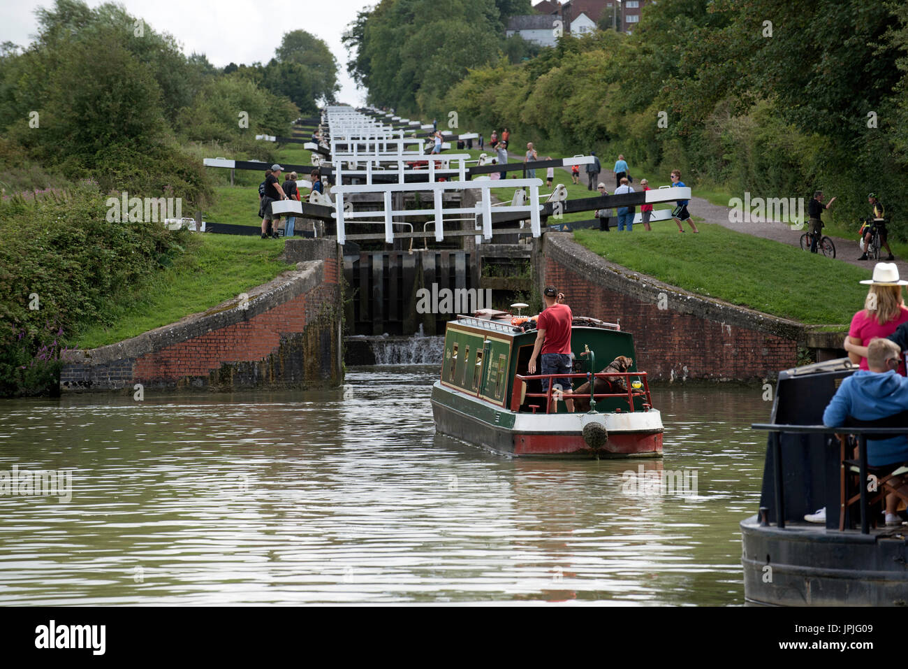 Narrowboats entering lock hi-res stock photography and images - Alamy