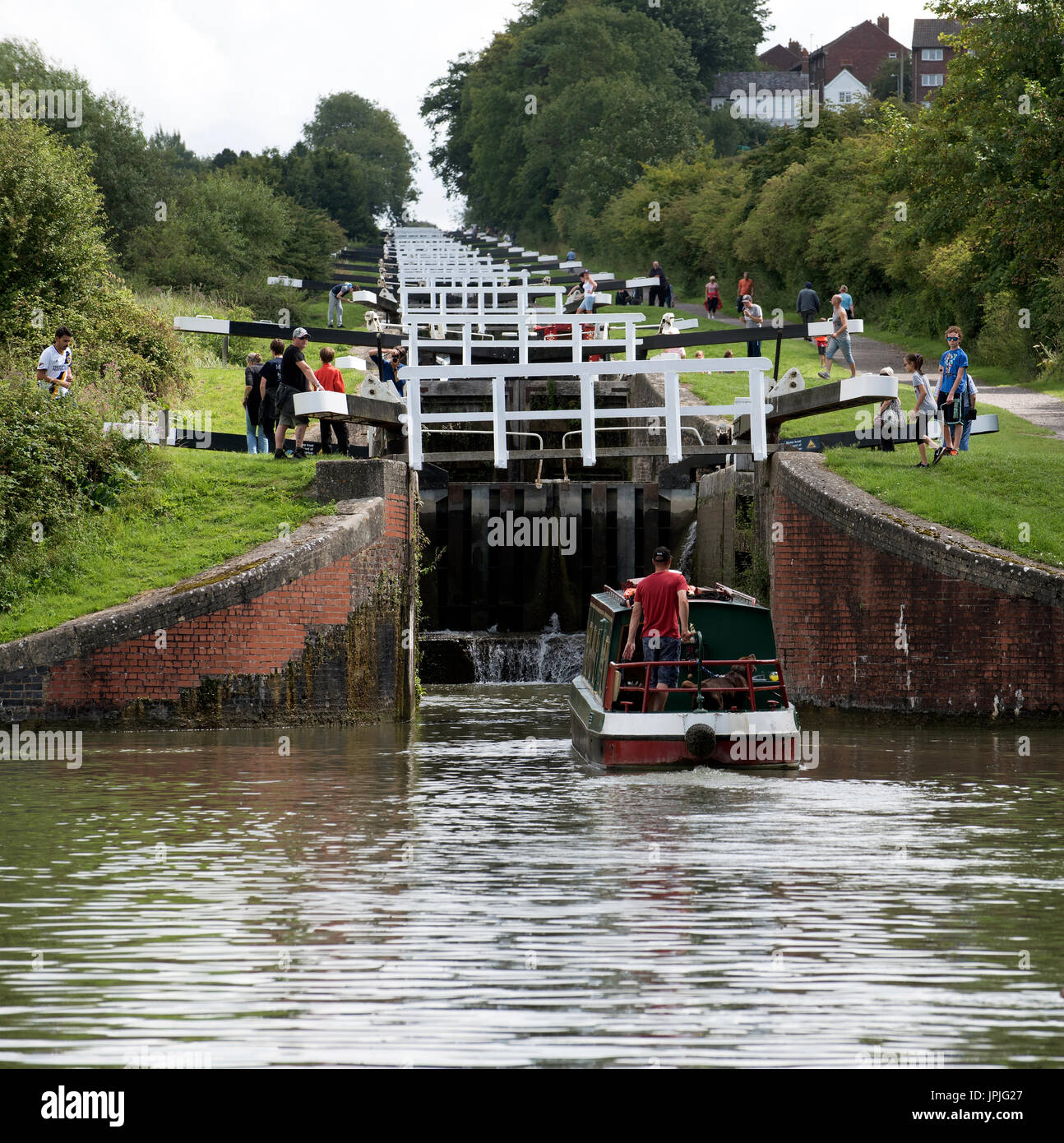Narrowboats entering lock hi-res stock photography and images - Alamy