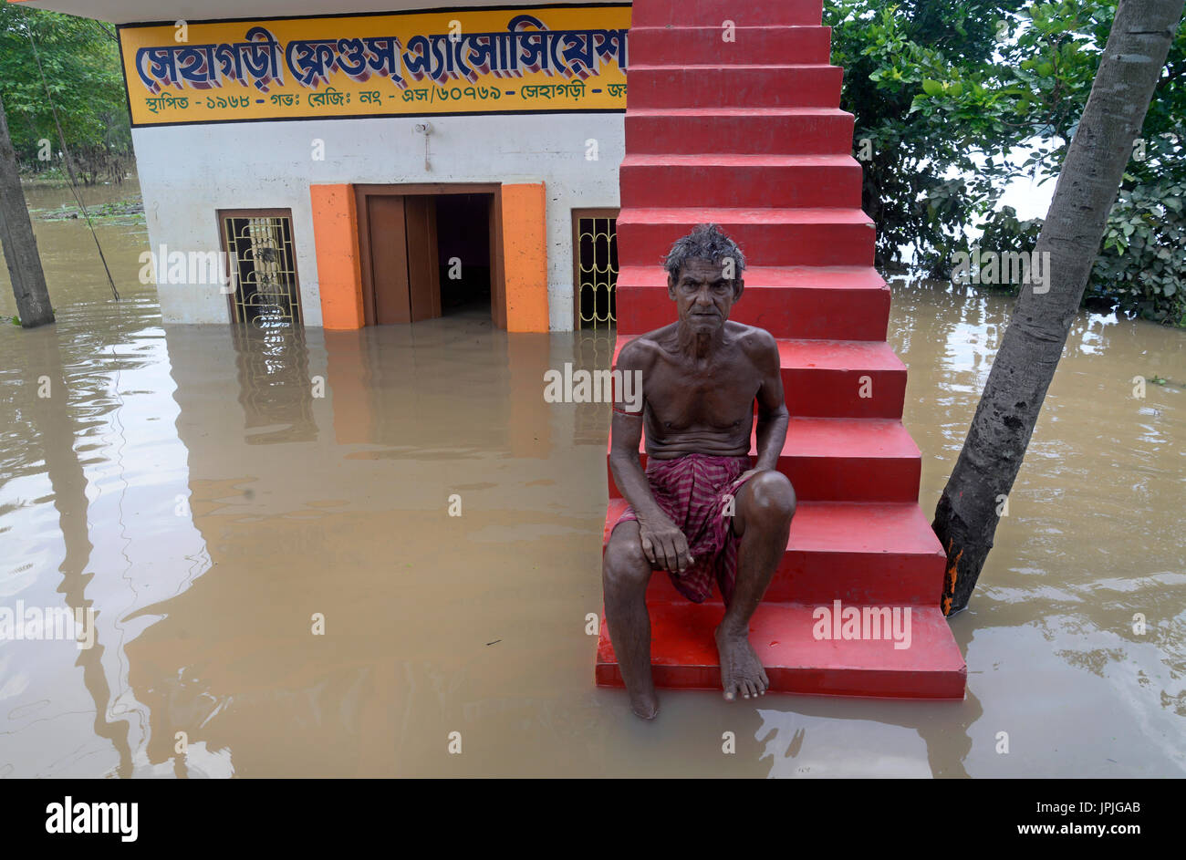 Amta, India. 01st Aug, 2017. Old man sits at submerged house stair on ...