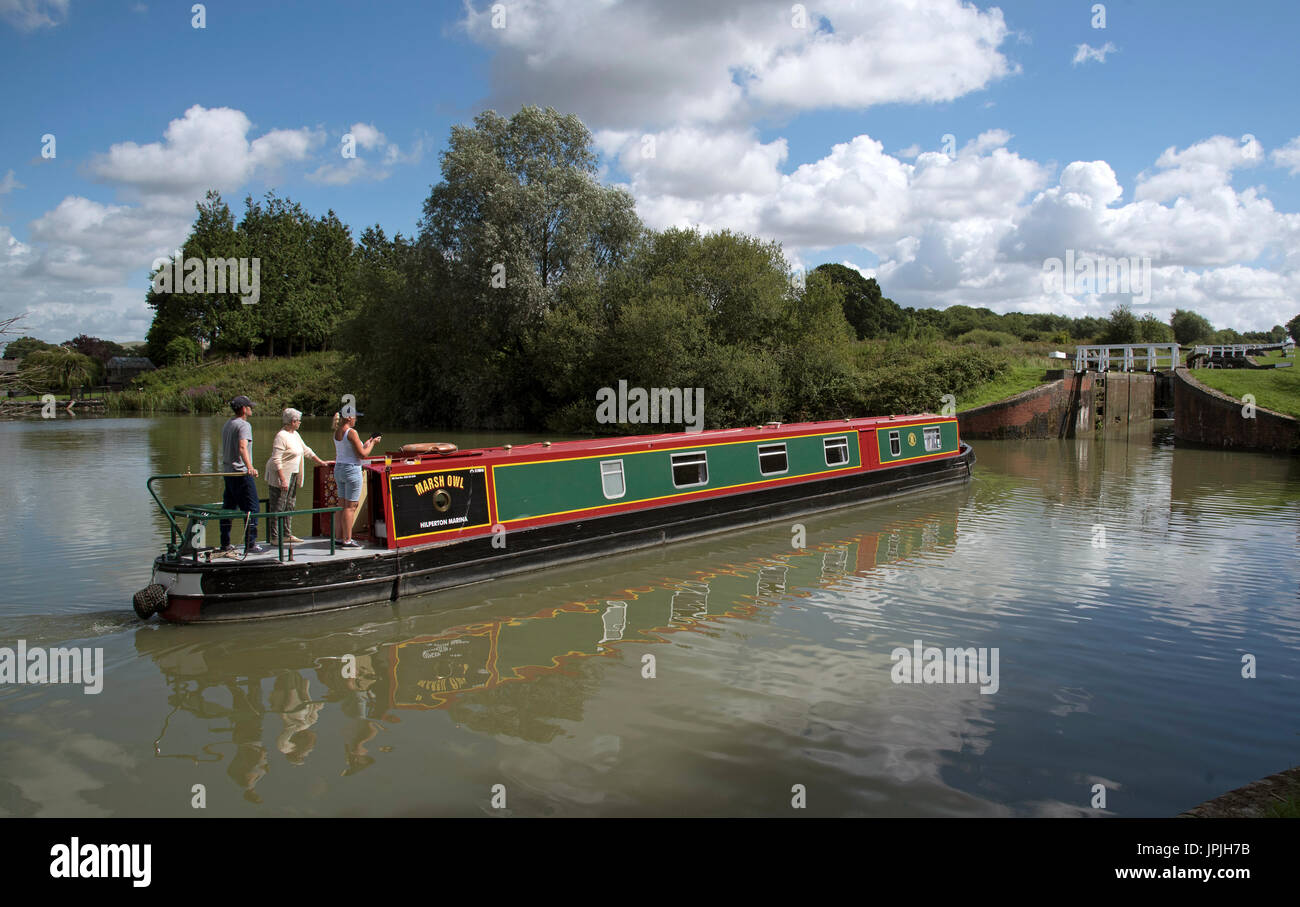 Narrowboats entering lock hi-res stock photography and images - Alamy