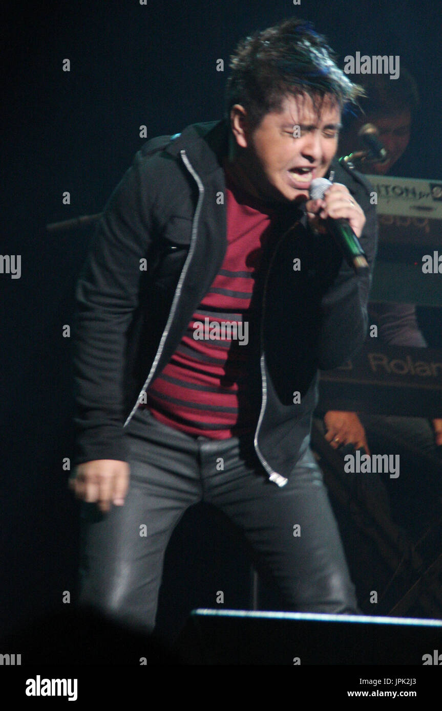 Mike Luis of Freestyle at the BACK2BACK2BACK concert featuring Side A ...