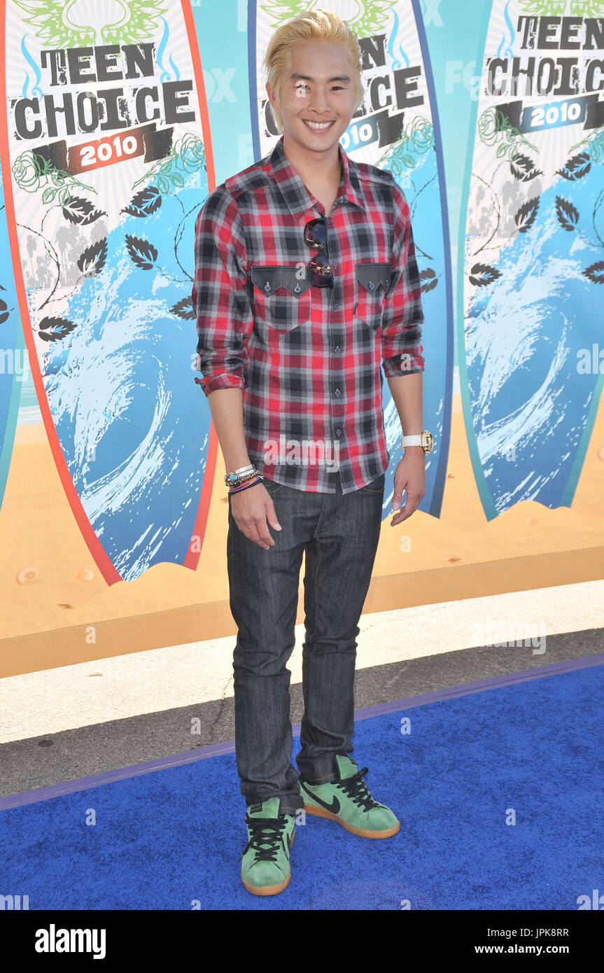 Justin Chon at the 2010 Teen Choice Awards - Arrivals held at the ...