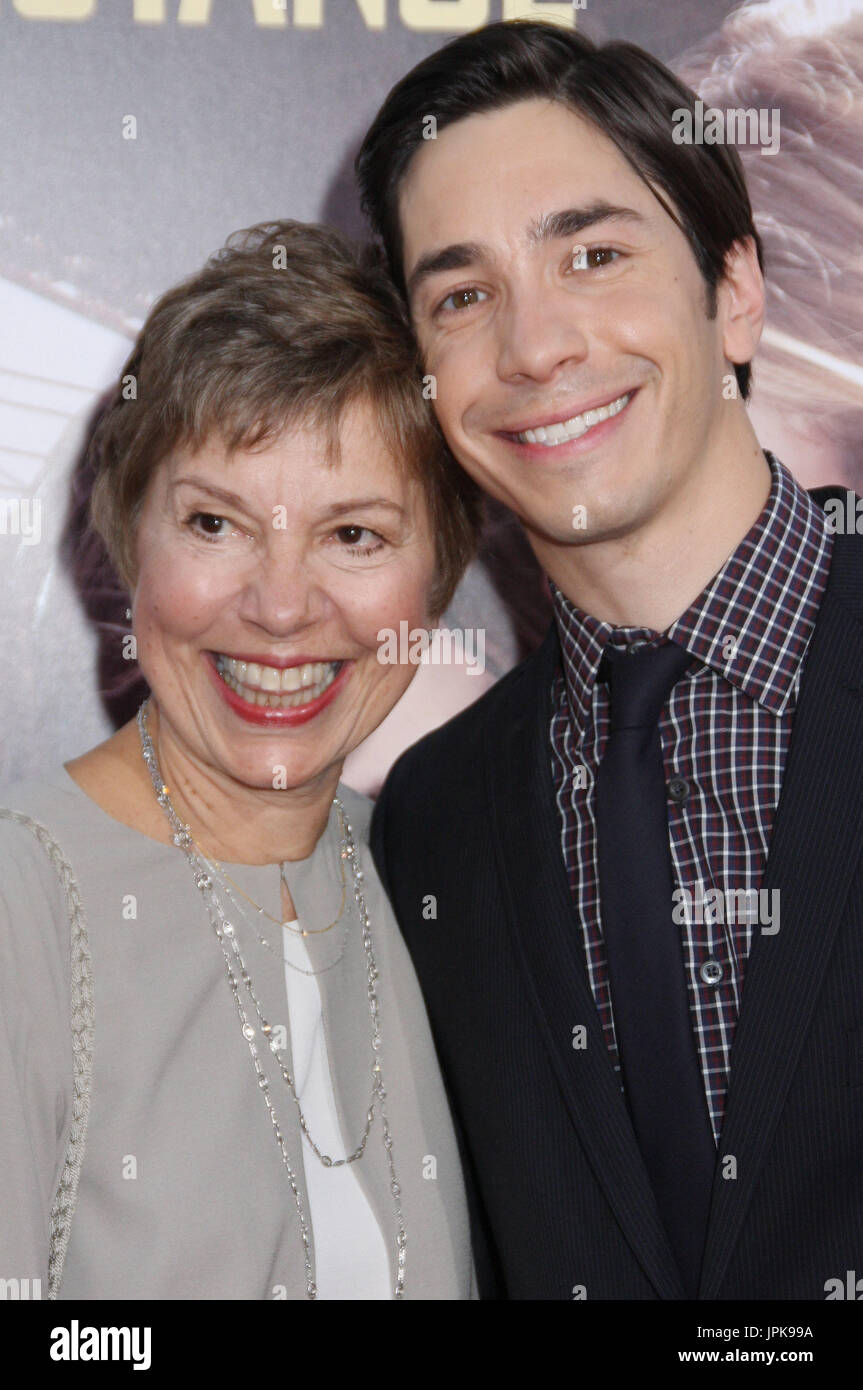 Justin Long and mother Wendy Lesniak at the Los Angeles Premiere of ...