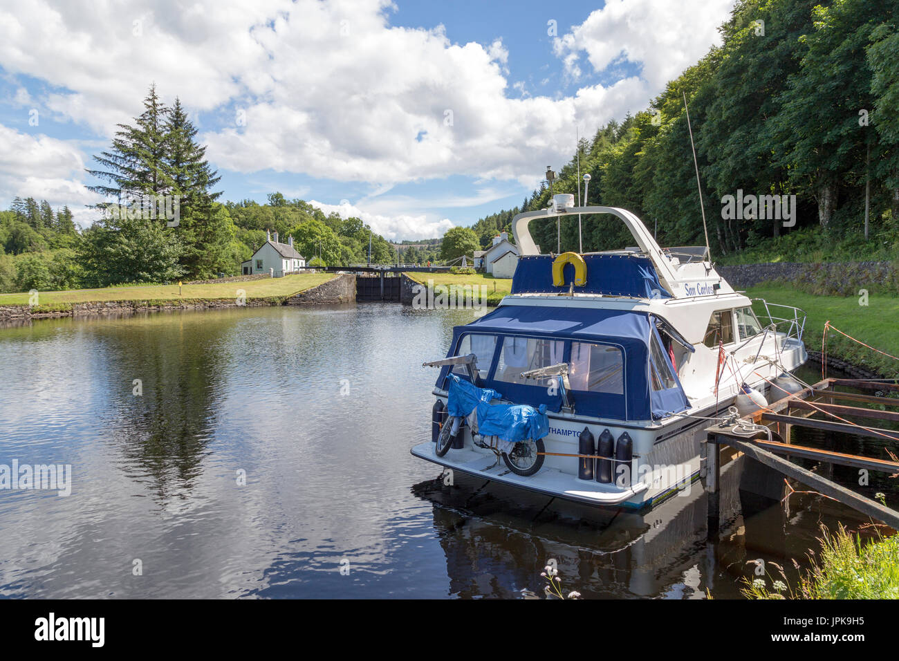 Crinan canal lock ardrishaig hi-res stock photography and images - Alamy
