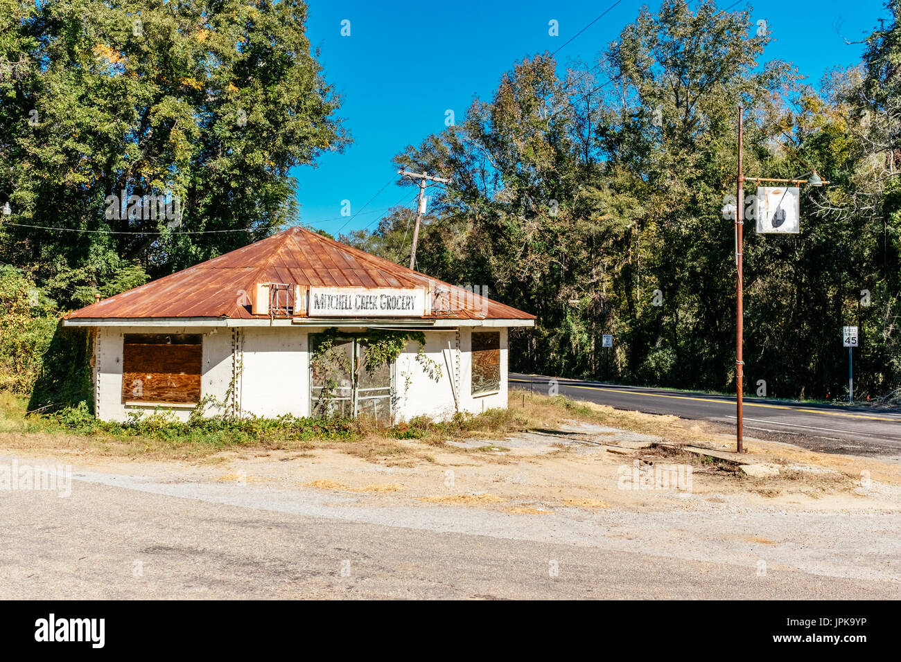 Abandoned building at roadside hi-res stock photography and images - Alamy