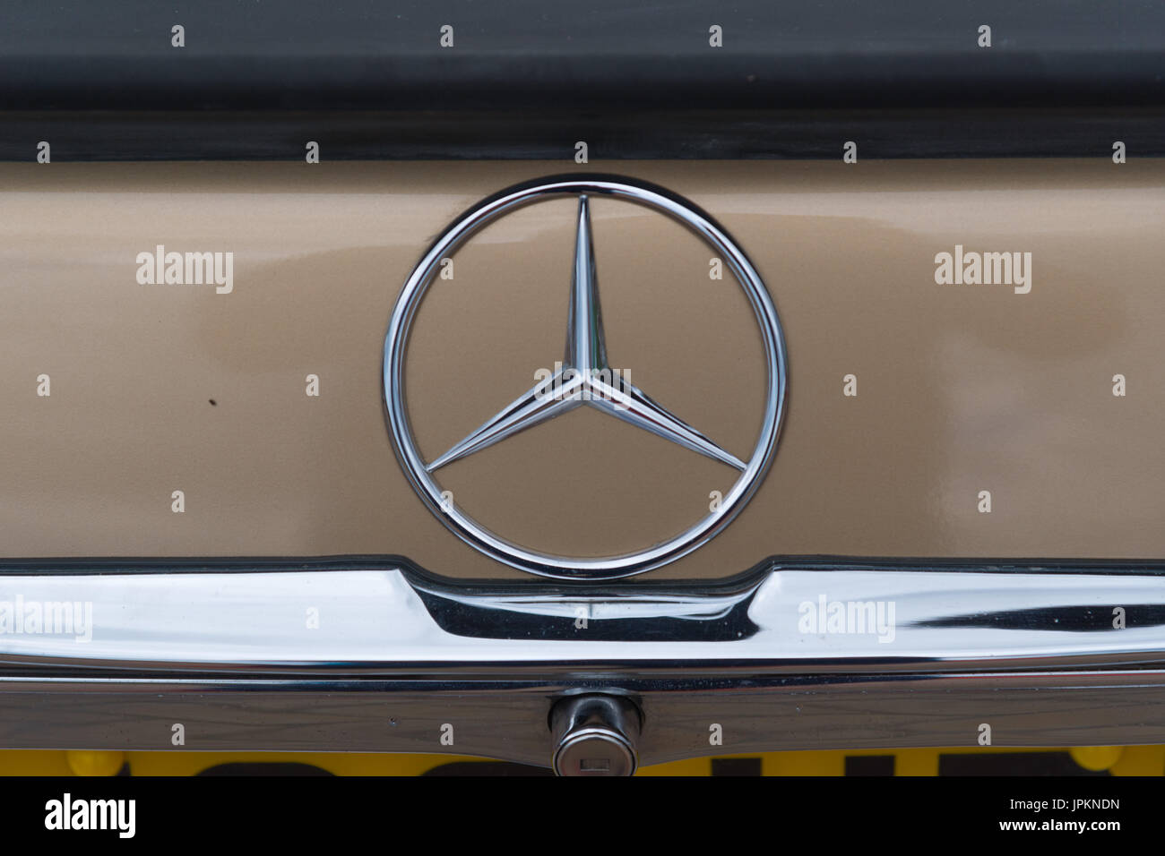 Mercedes badge hi-res stock photography and images - Alamy