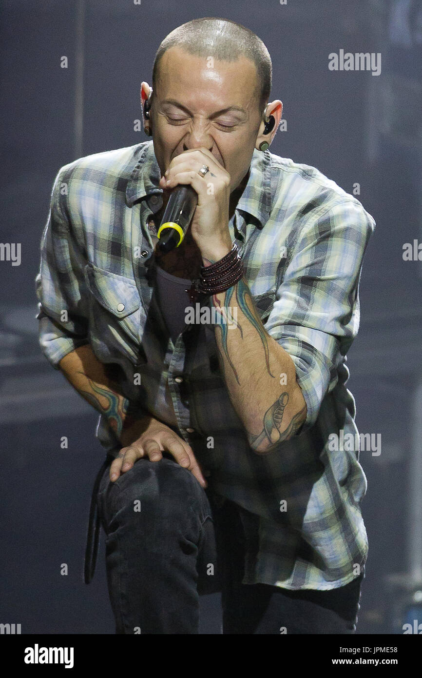 Chester Bennington performing at the Linkin Park Concert at The Mayan ...