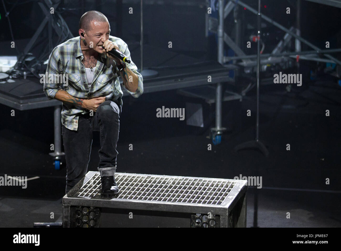 Chester Bennington performing at the Linkin Park Concert at The Mayan ...