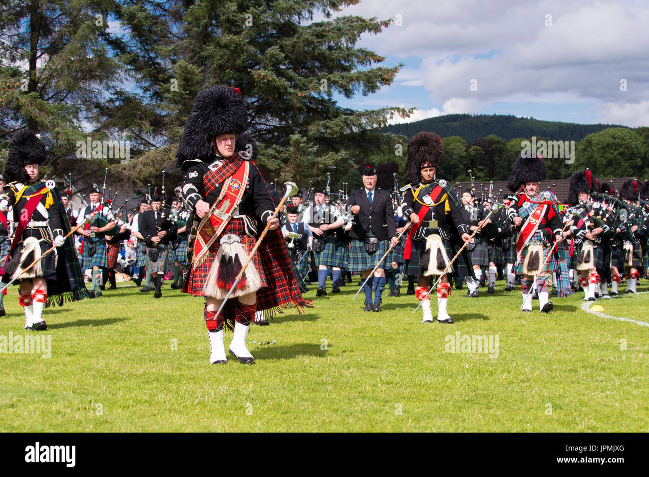 Scottish pipe band on parade hi-res stock photography and images - Alamy