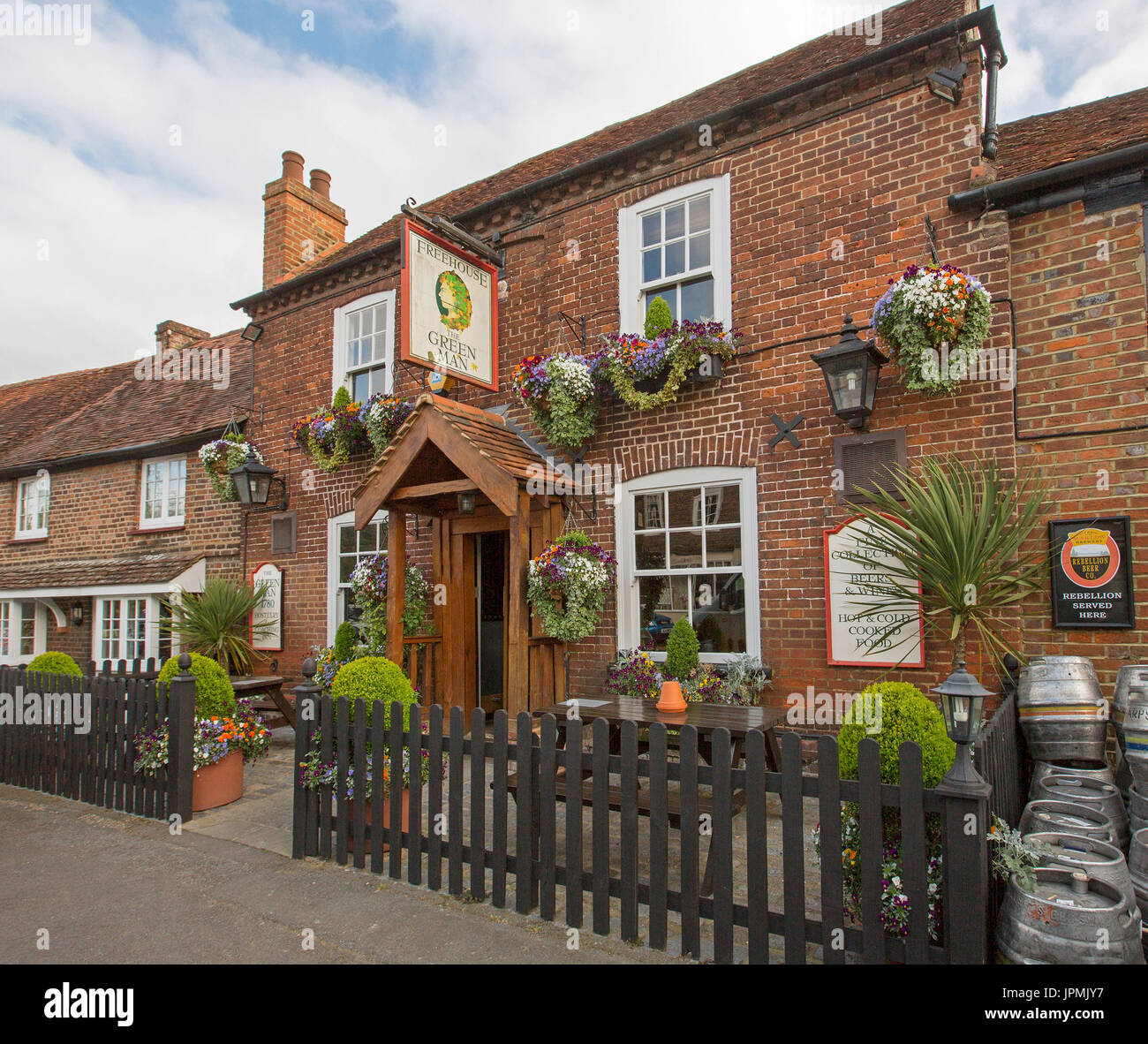 English country pub exterior hi-res stock photography and images - Alamy