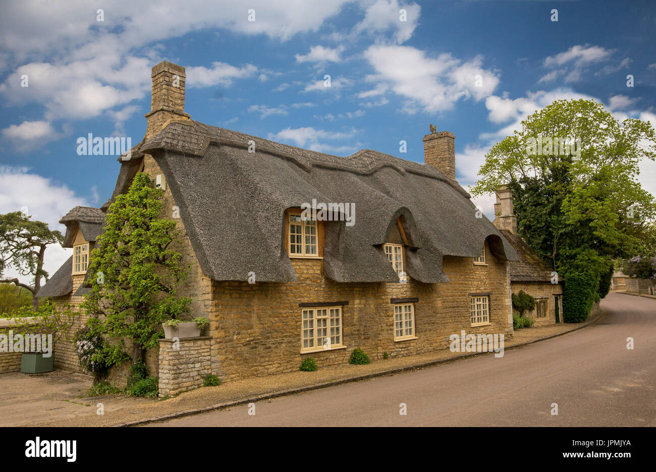 Stone cottage thatched roof hi-res stock photography and images - Alamy