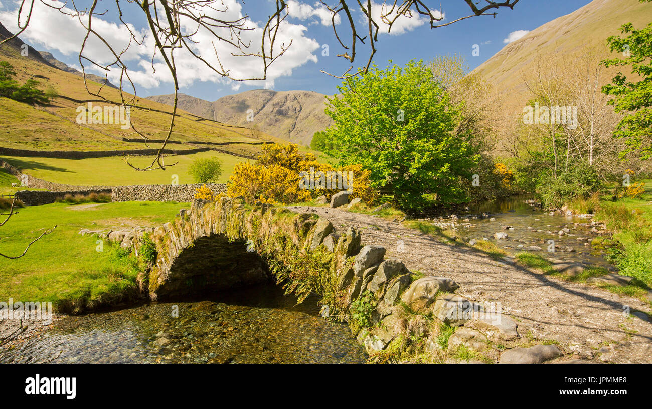 Arched pedestrian bridge hi-res stock photography and images - Alamy