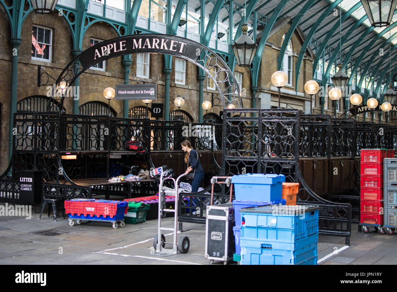 Apple shop store exterior london hi-res stock photography and images ...