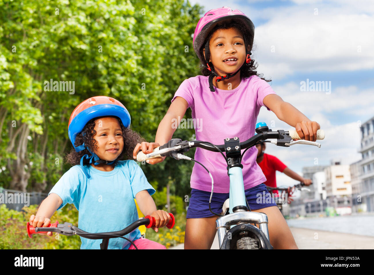 Diverse girls in the city hi-res stock photography and images - Alamy