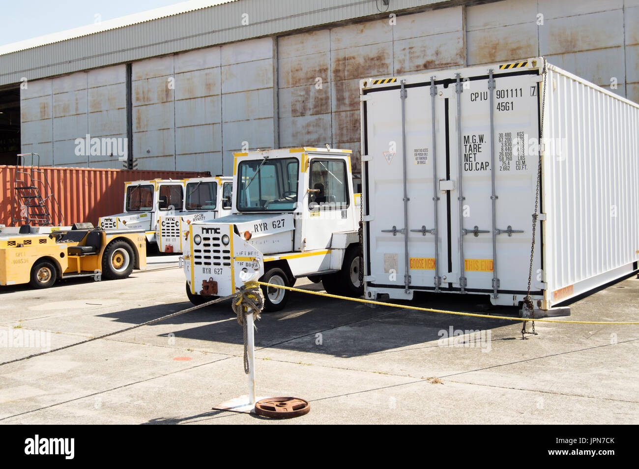 Heavy tow truck hi-res stock photography and images - Alamy