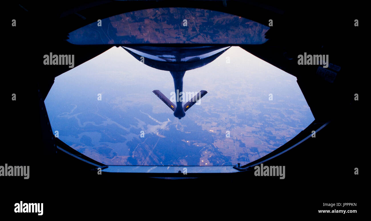 Refueling boom hi-res stock photography and images - Alamy