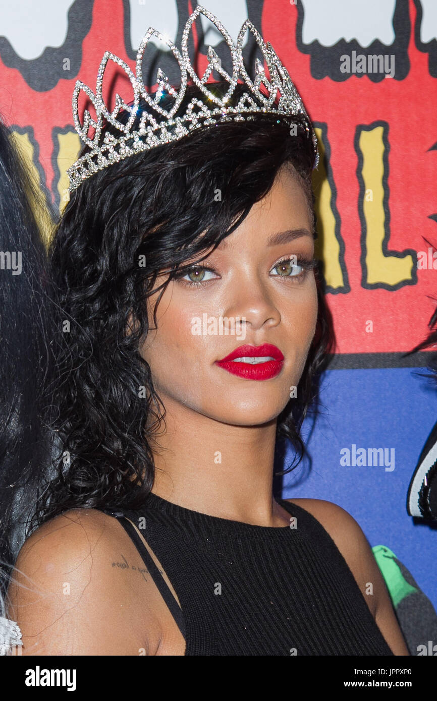 Rihanna is crowned the Queen of the 2012 West Hollywood Halloween ...