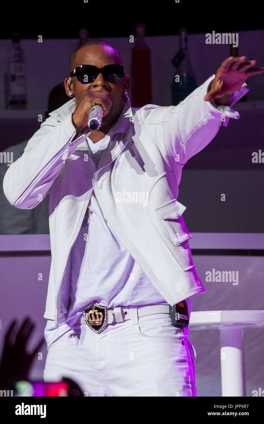 R Kelly performs during his 'Single Ladies' tour at Nokia Theatre L.A ...