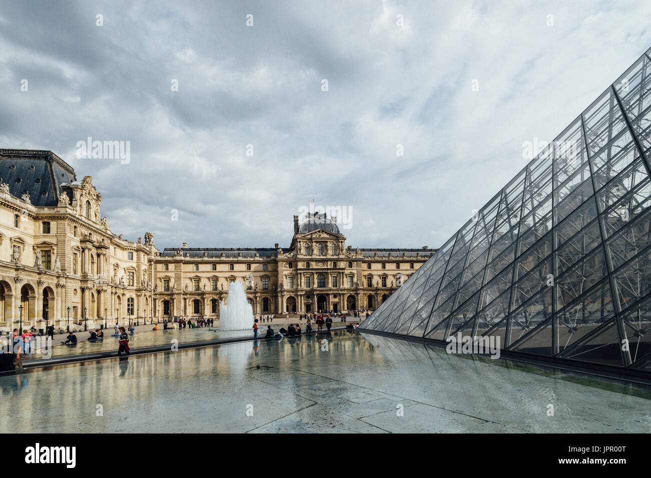 Cour Napoleon and Pyramide du louvre in paris Stock Photo - Alamy