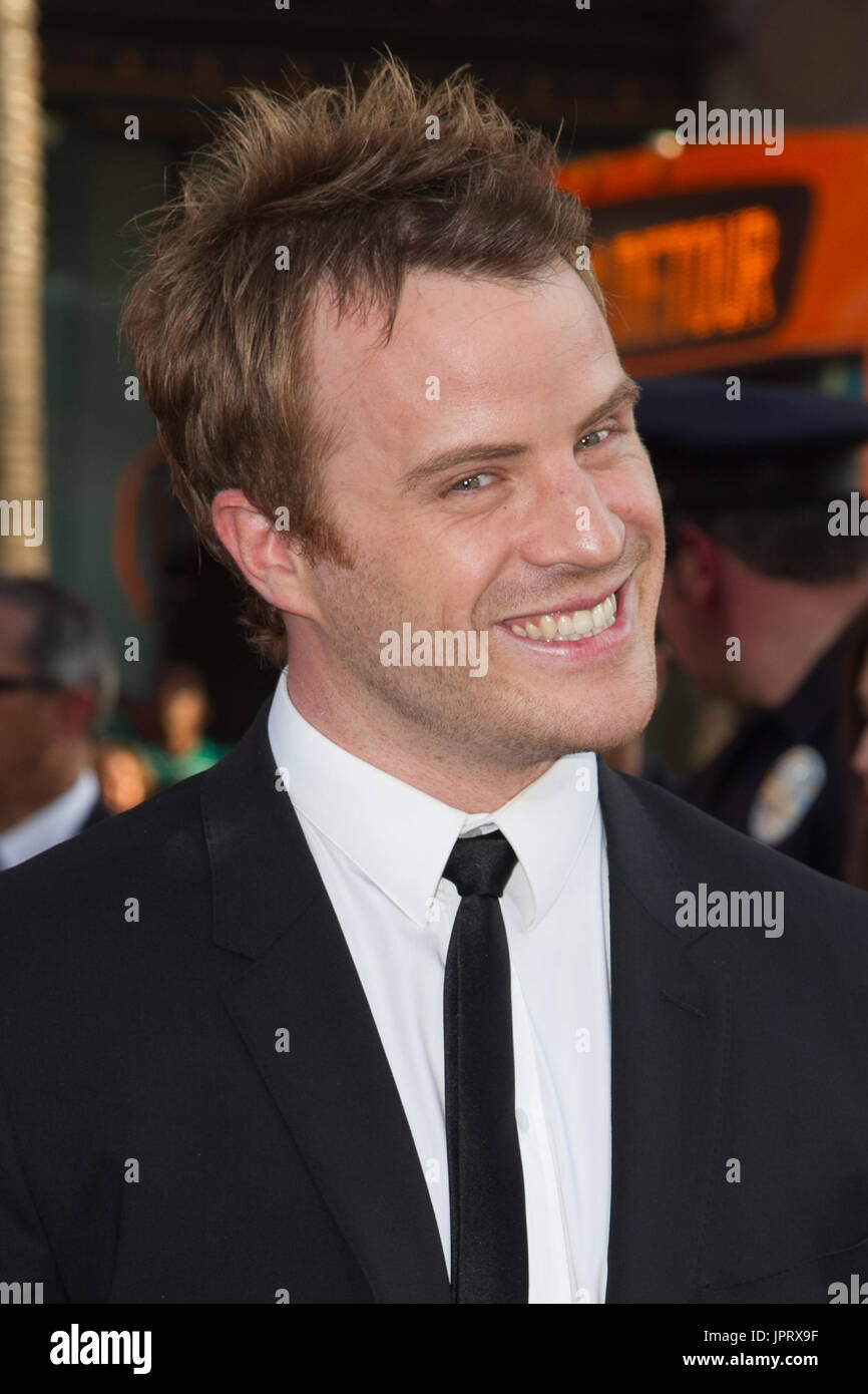 Robert Kazinsky arrives at the premiere of Warner Bros. Pictures' and ...