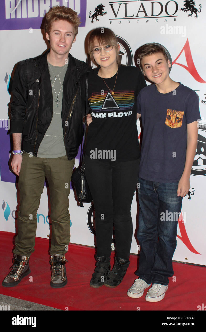 Stalker Sarah (center) and guests on the red carpet of "Jream Andrew's ...