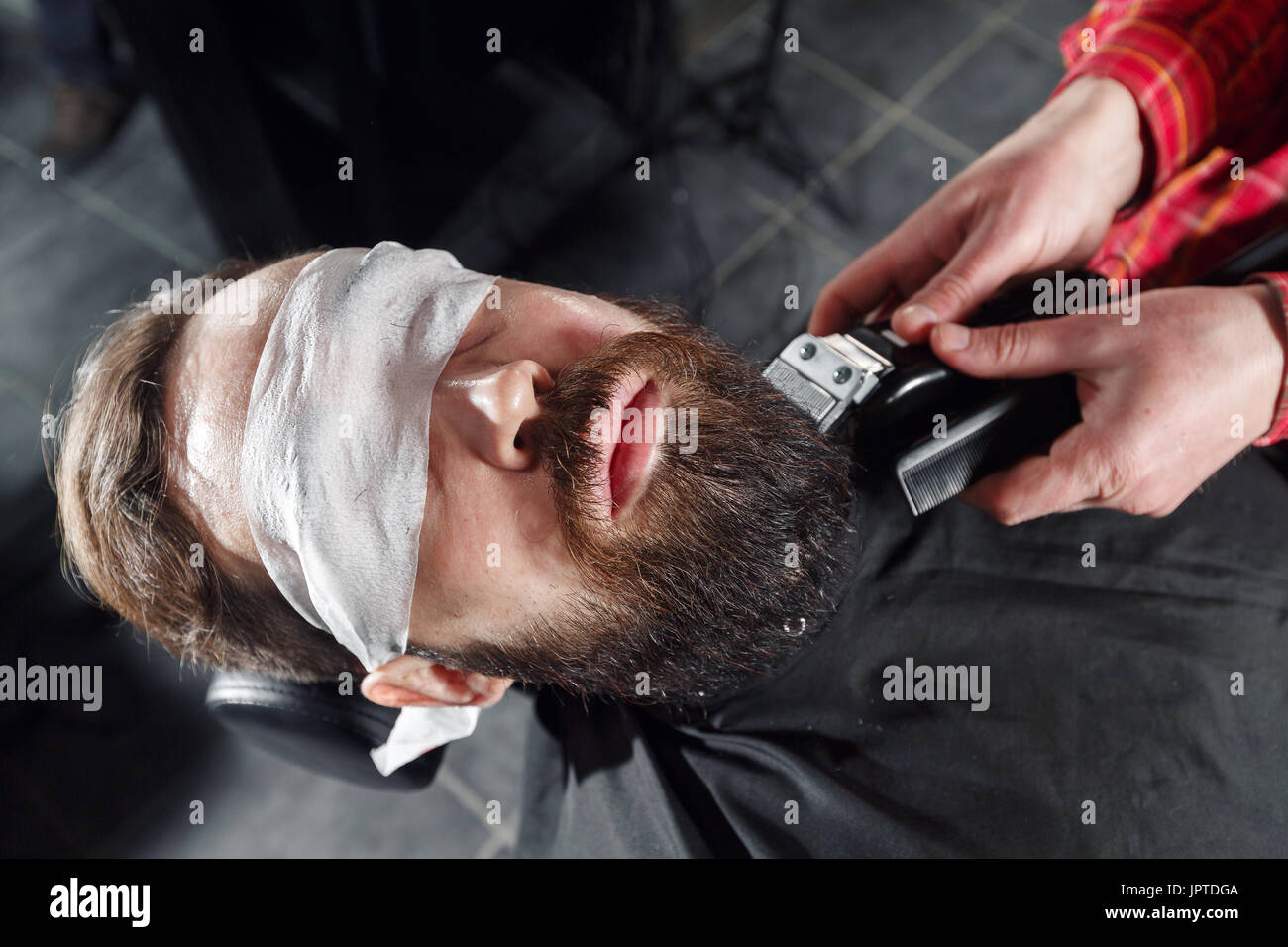 Barber making beard haircut using shaver Stock Photo - Alamy