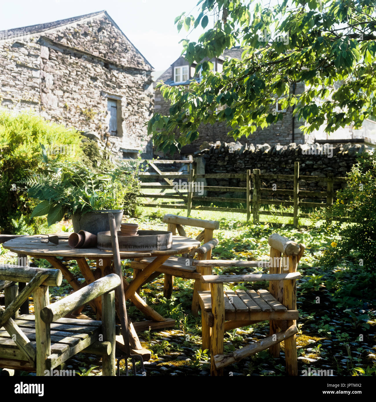 Circular seating hi-res stock photography and images - Alamy