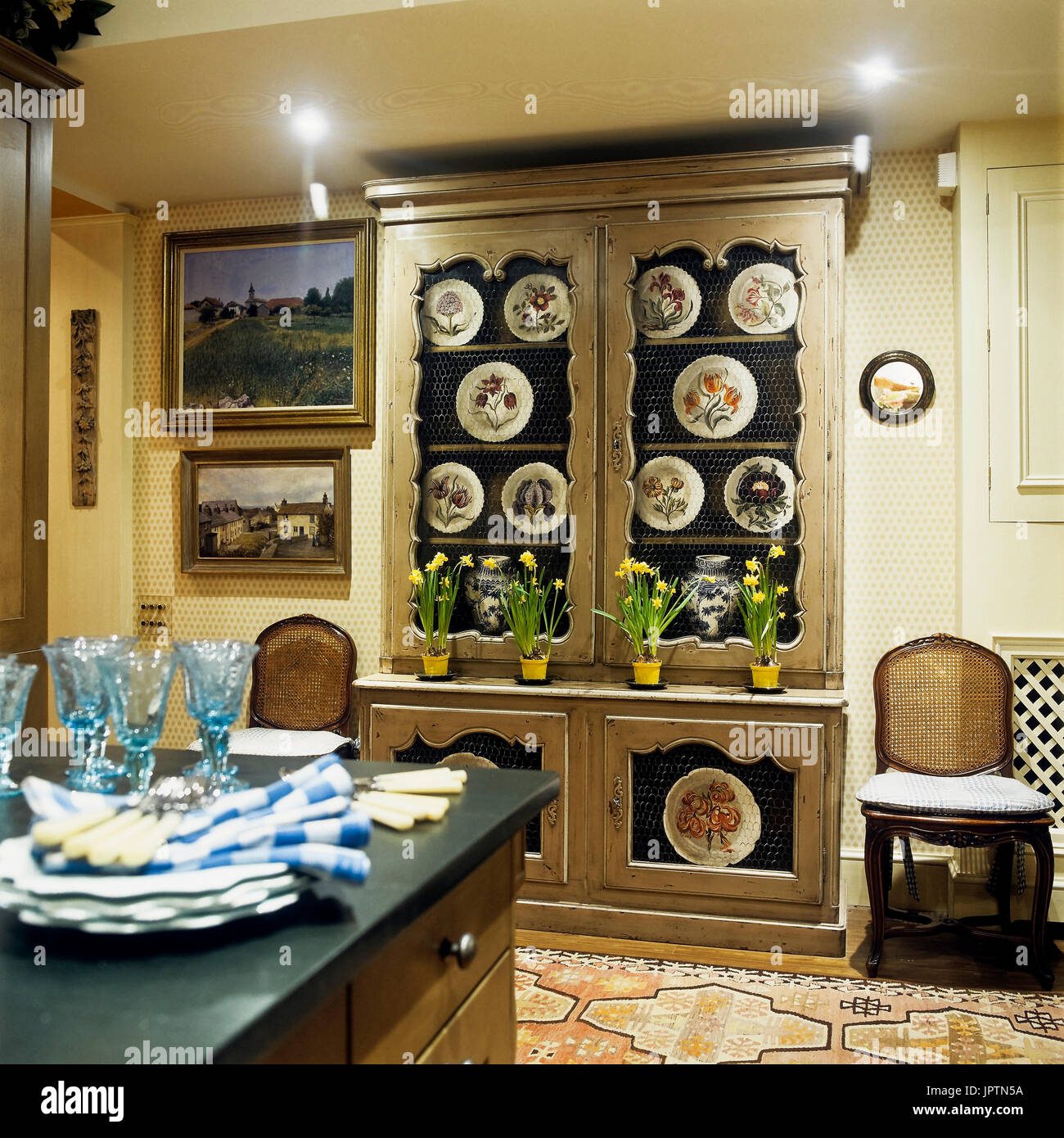 Glassware display kitchen hi-res stock photography and images - Alamy