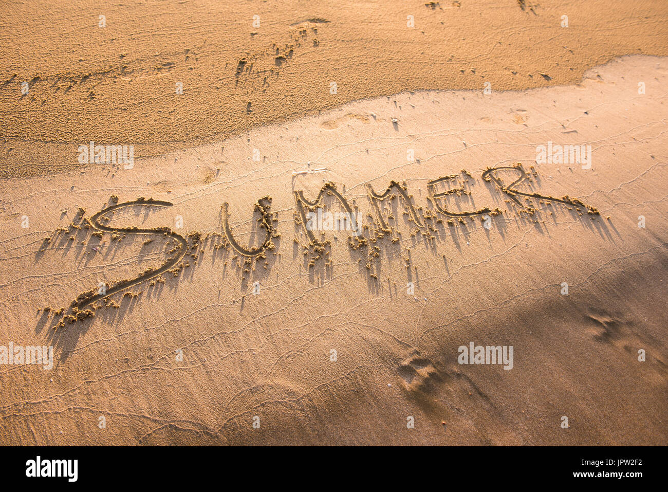 Summer word written in sand. Summer beach concept Stock Photo - Alamy