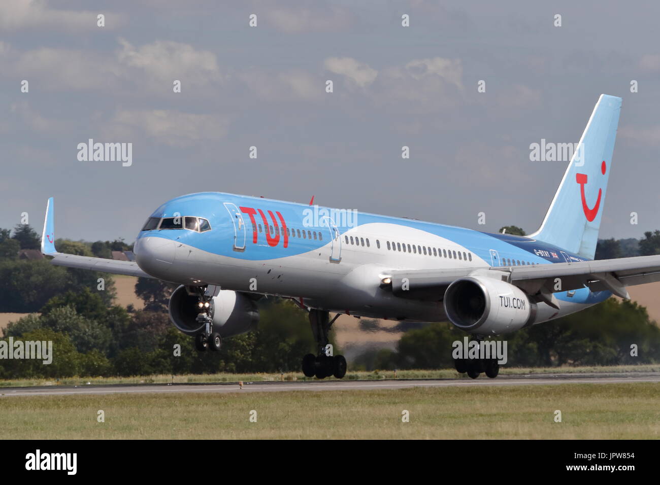 Thomson 757 jet airliner hi-res stock photography and images - Alamy