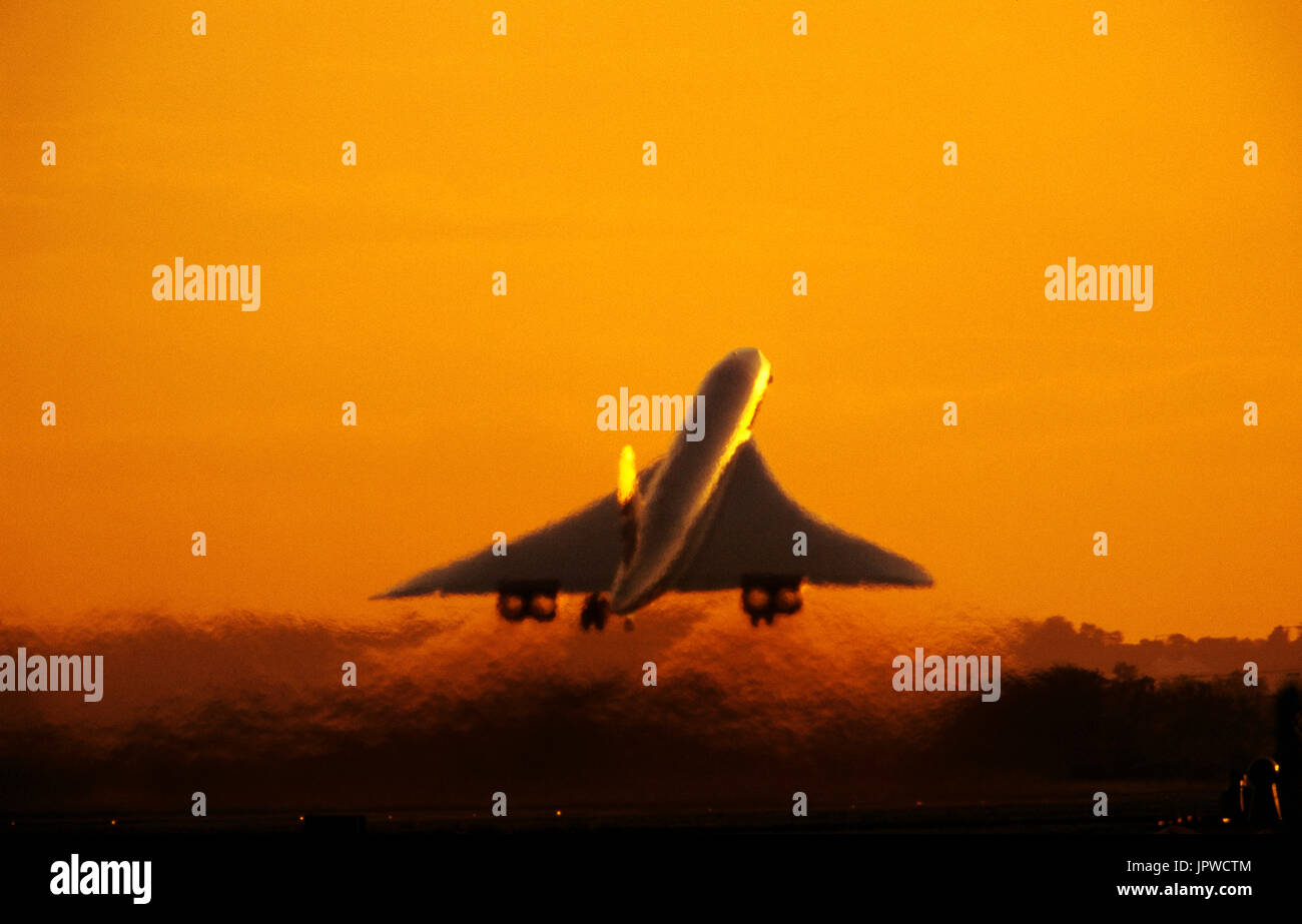 British Airways Aerospatiale BAC Concorde taking-off with afterburners ...