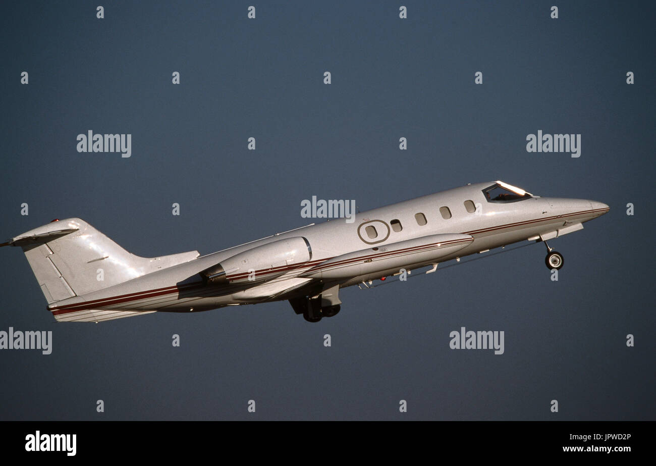 Airplane jet learjet lear flight hi-res stock photography and images ...