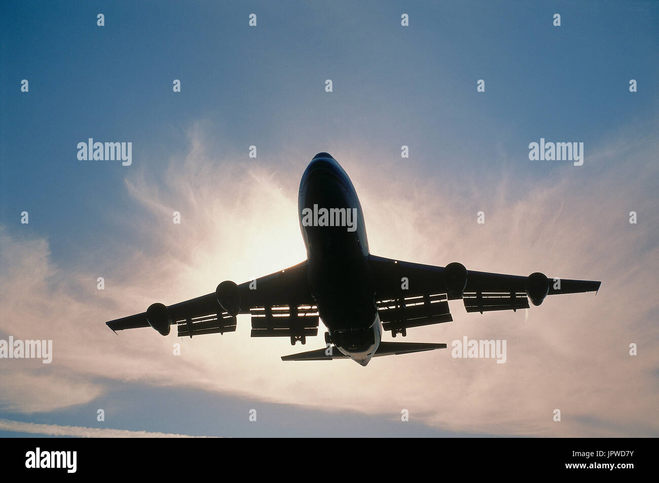 Boeing 747 on final hi-res stock photography and images - Alamy